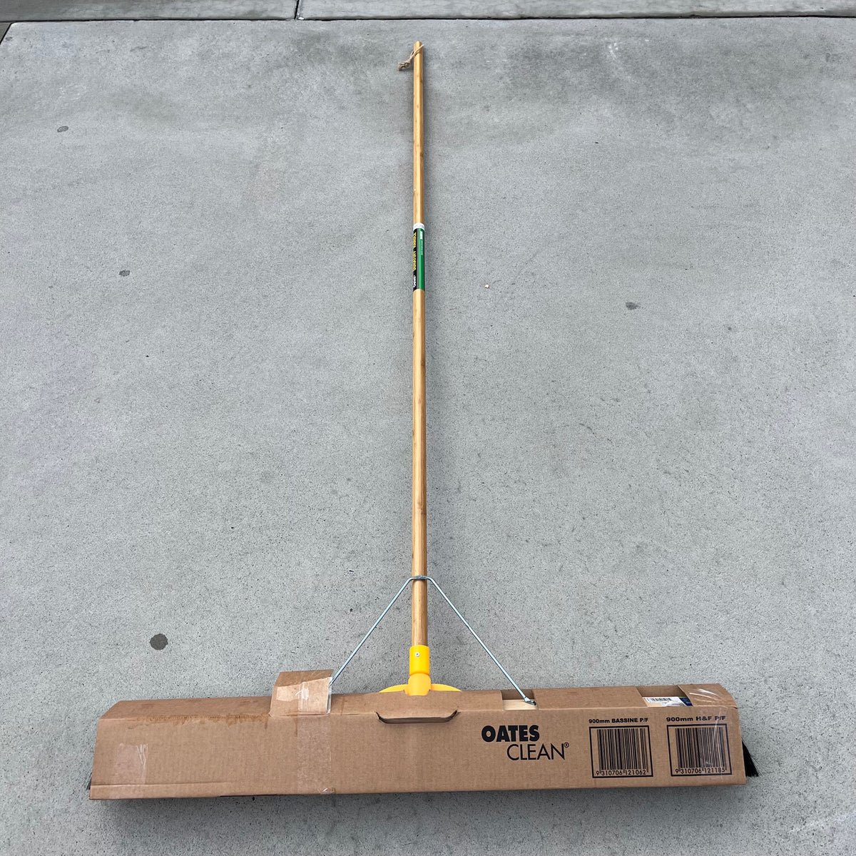 Oates B-12118FB 900mm Natural & Synthetic Broom + Bracket – Heavy ...